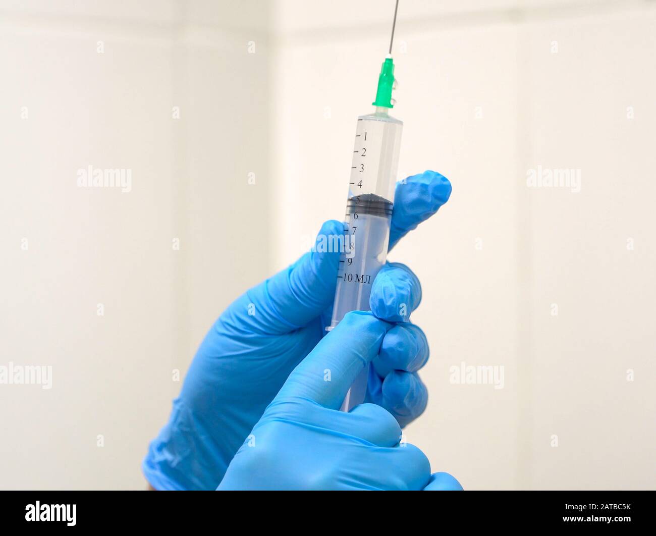 Doctor prepares a syringe with an injection, close-up Stock Photo - Alamy