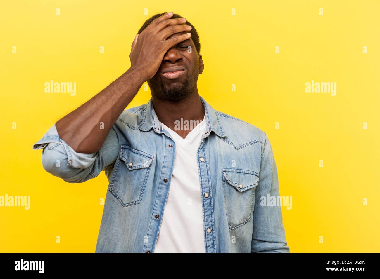 Facepalm, I forgot. Portrait of regretful man in denim casual shirt ...