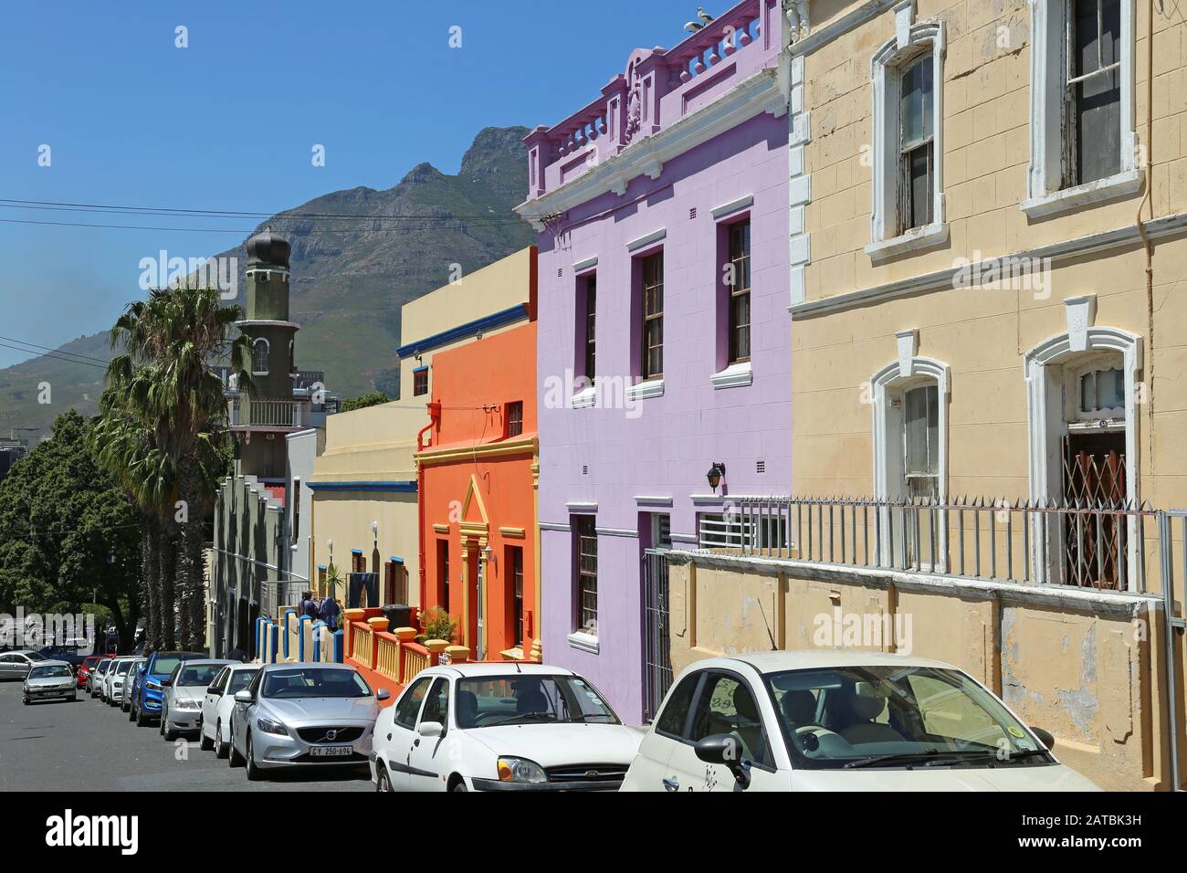 Brightly painted houses, with Devil's Peak beyond, Dorp Street, Bo Kaap ...