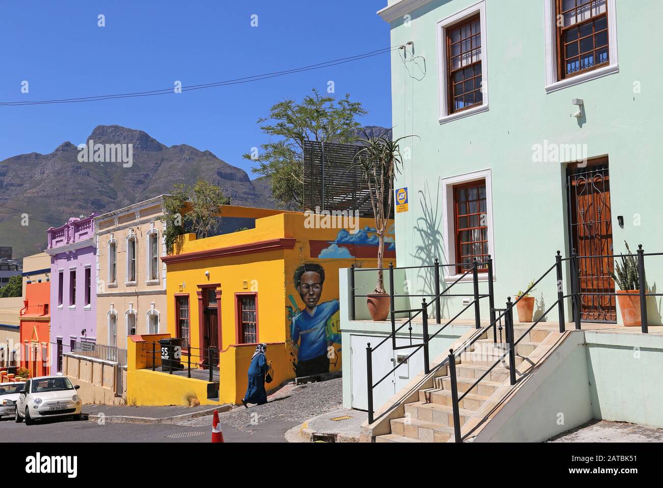 Brightly painted houses, with Devil's Peak beyond, Dorp Street, Bo Kaap ...