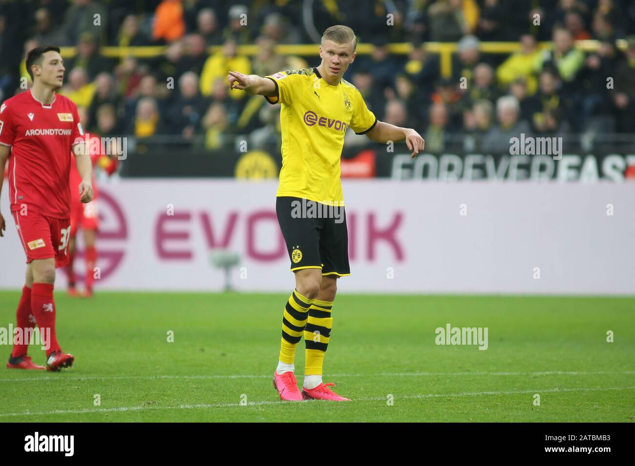 Erling haland borussia dortmund hi-res stock photography and images - Alamy