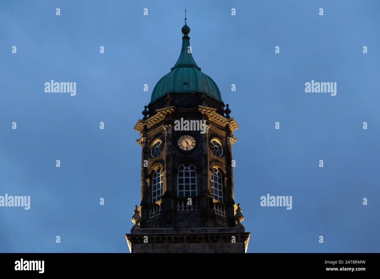Dublin wall clock hi-res stock photography and images - Alamy