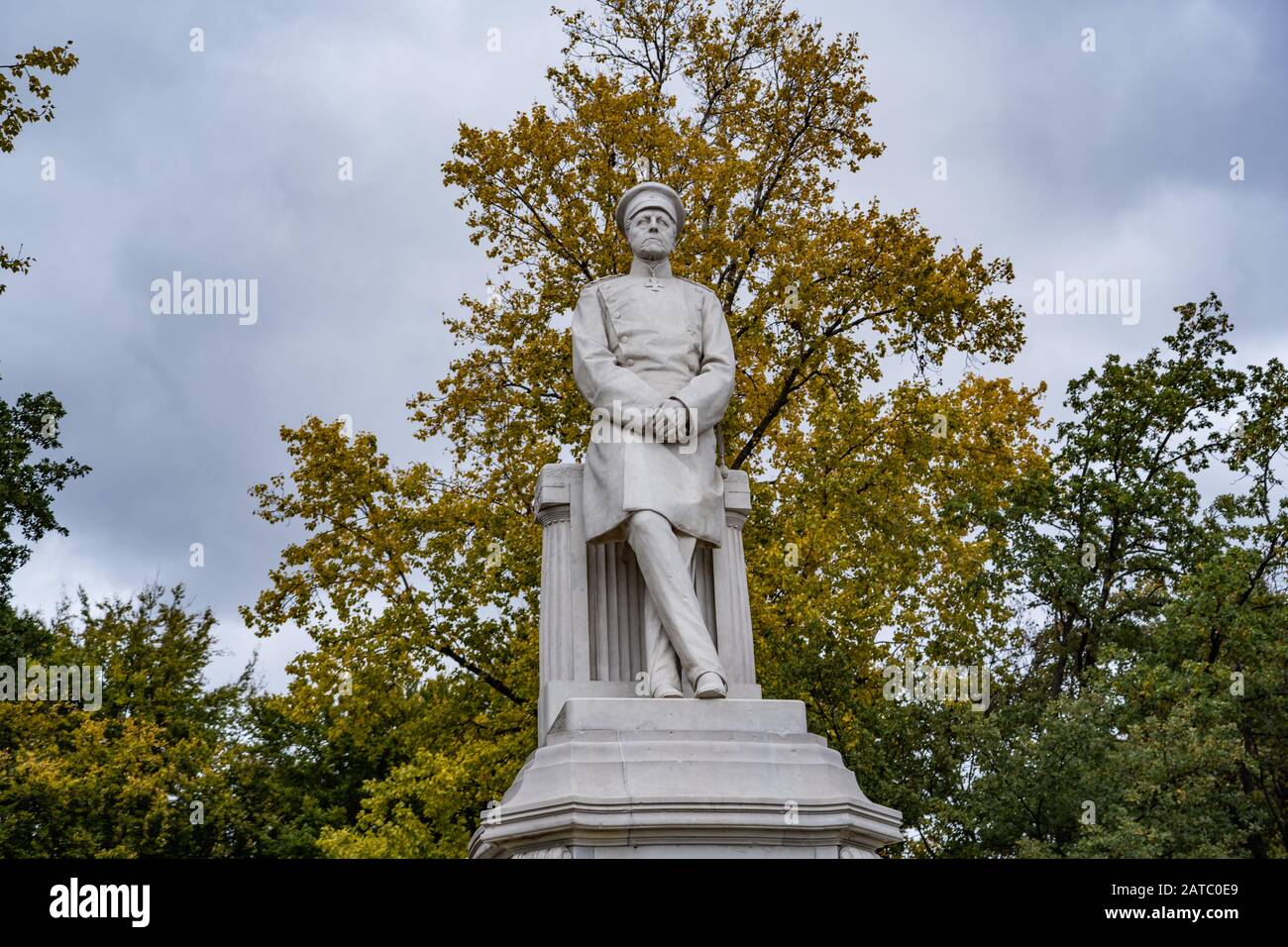 statue in the garden Stock Photo - Alamy