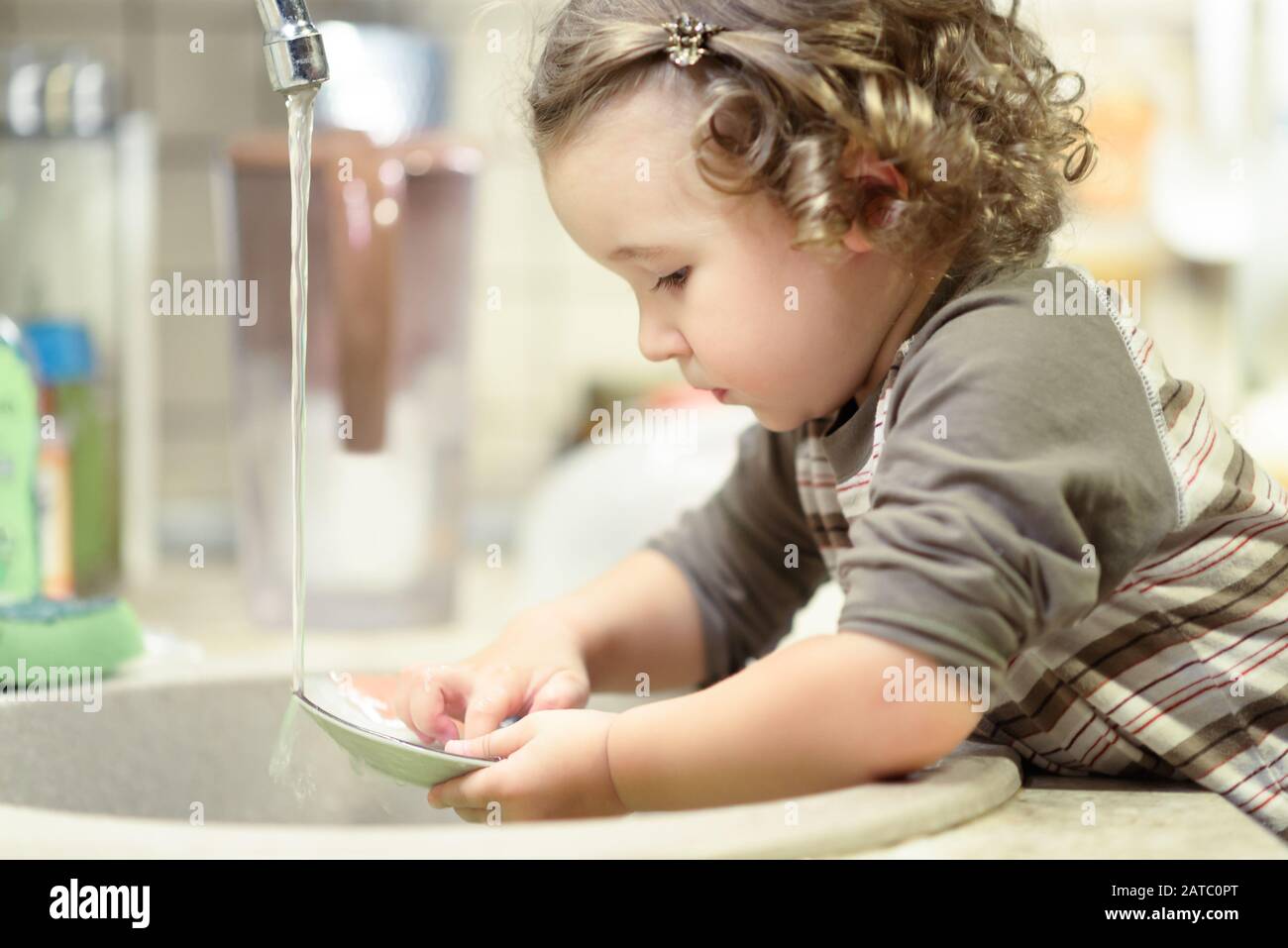 Child washing dishes hi-res stock photography and images - Alamy