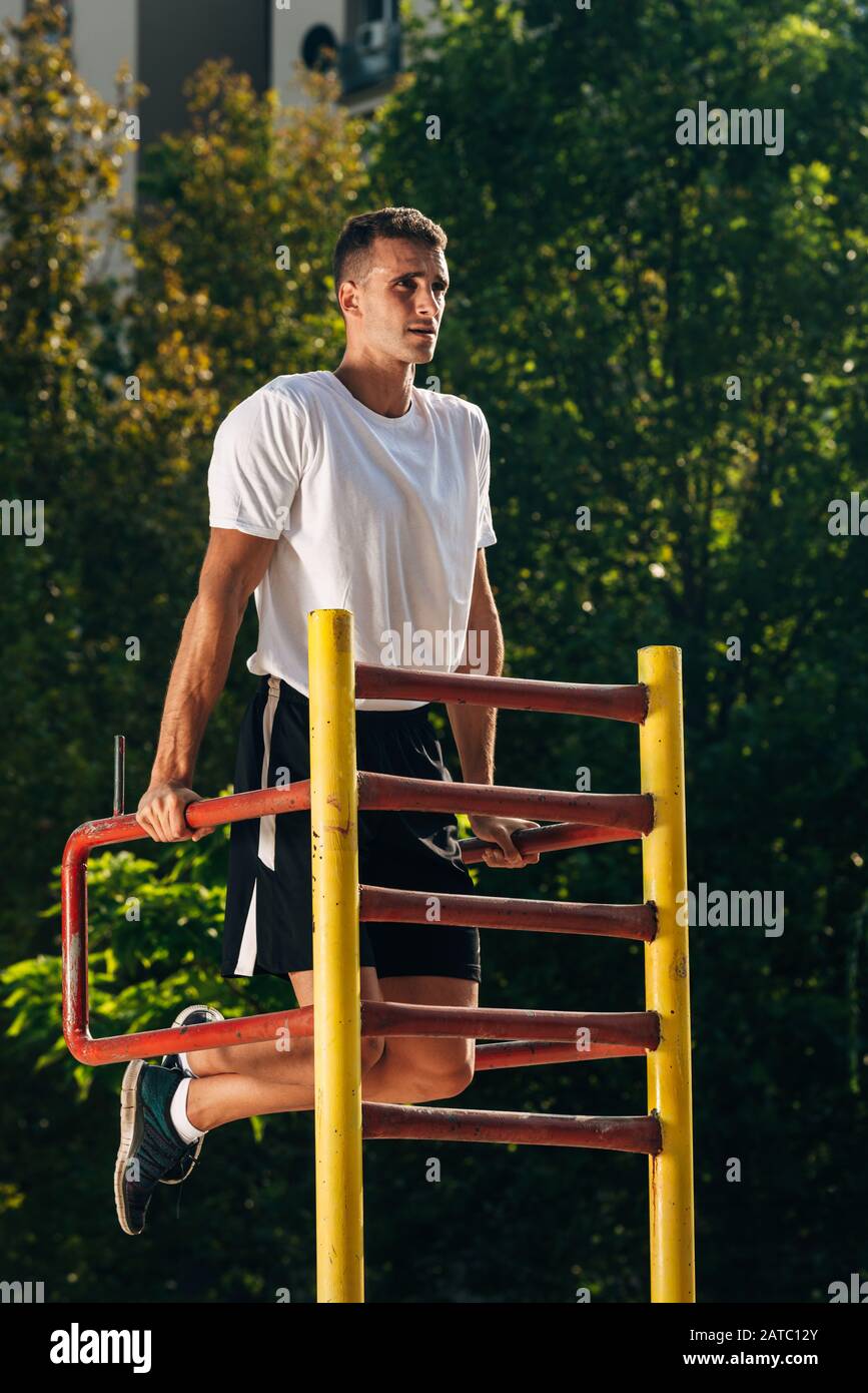 Muscular bodybuilder doing chin up hi-res stock photography and images ...