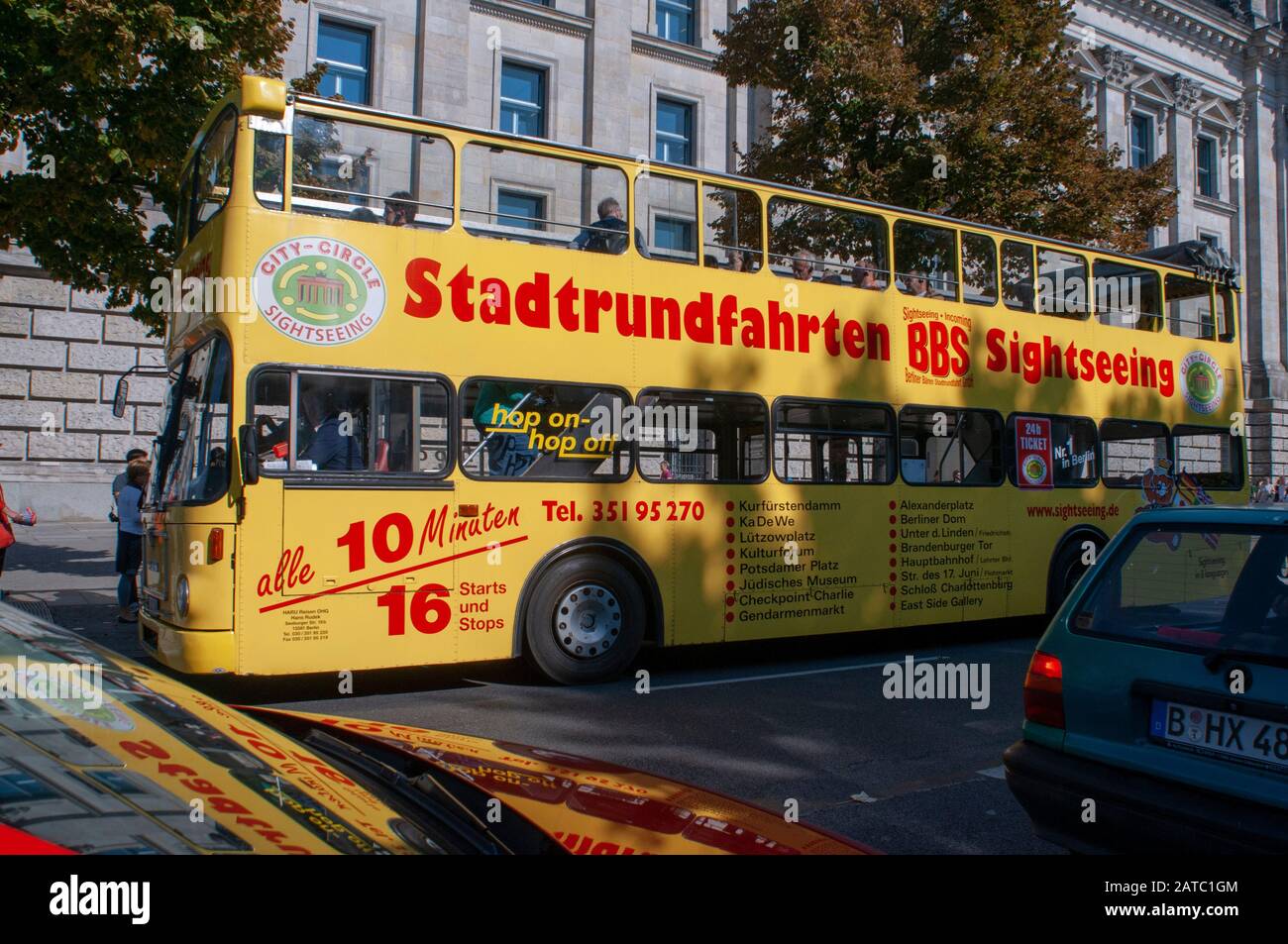 Yellow sightseeing bus hi-res stock photography and images - Alamy