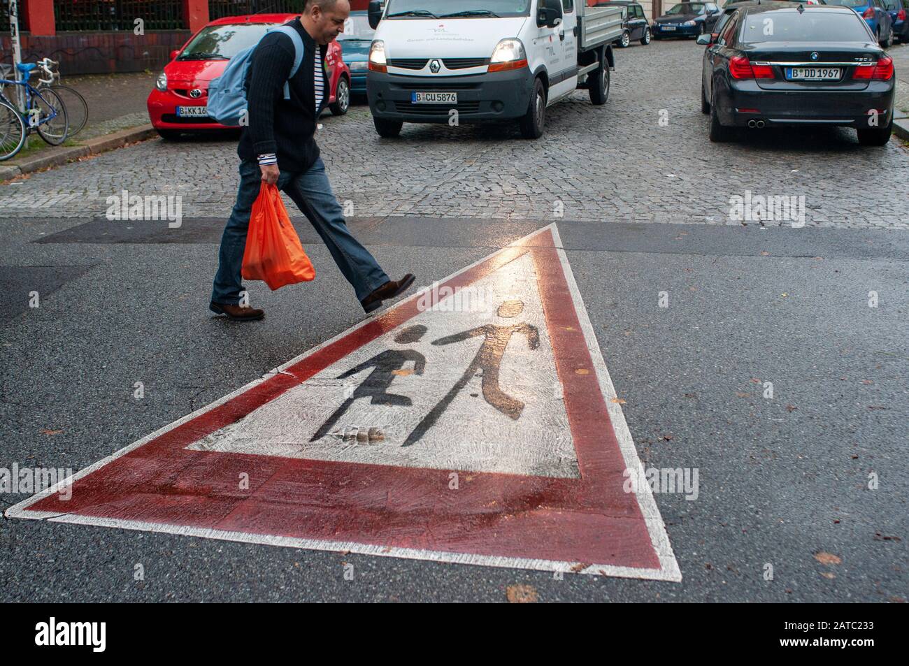 Street sign pedestrian crossing germany hi-res stock photography and ...