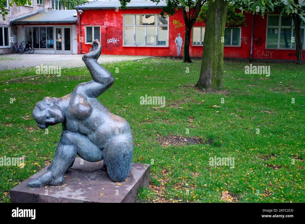 Skulptur Die Erde (1974) by Ingeborg Hunzinger, Monbijoupark in Berlin ...