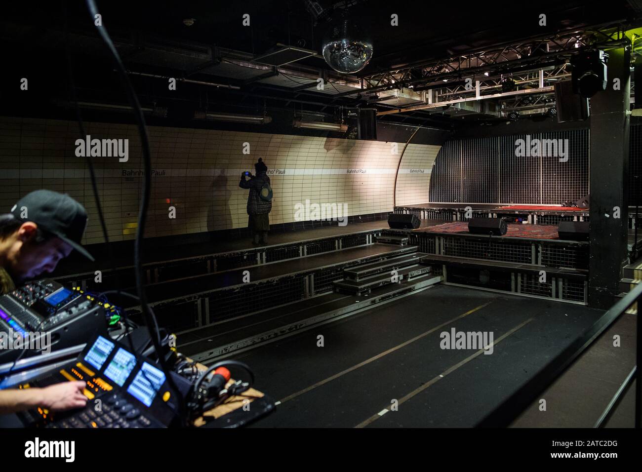 Basement dance club hi-res stock photography and images - Alamy