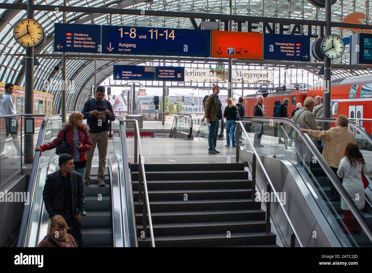 Passengers boarding an Regional Express (RE) train at Berlin ...