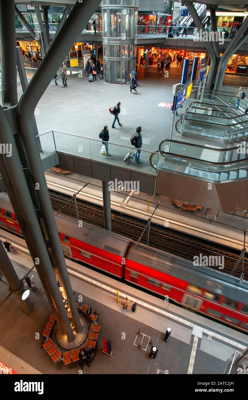 Passengers boarding an Regional Express (RE) train at Berlin ...