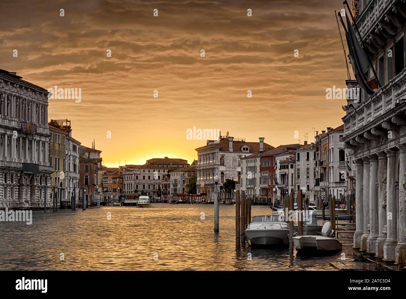 Nice canal hi-res stock photography and images - Alamy