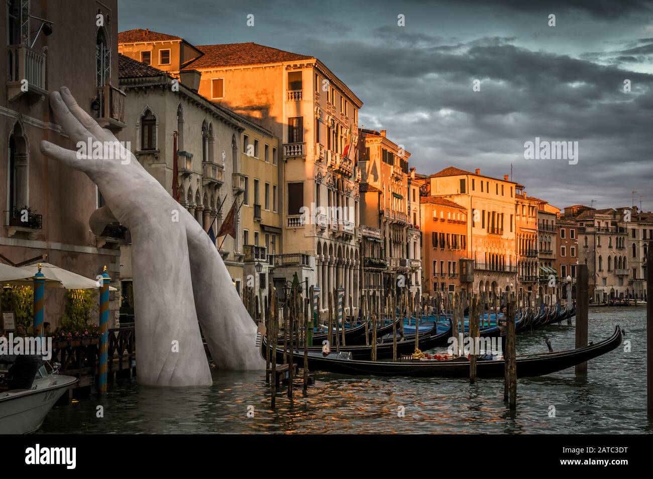 Giant hands sculpture venice hi-res stock photography and images - Alamy