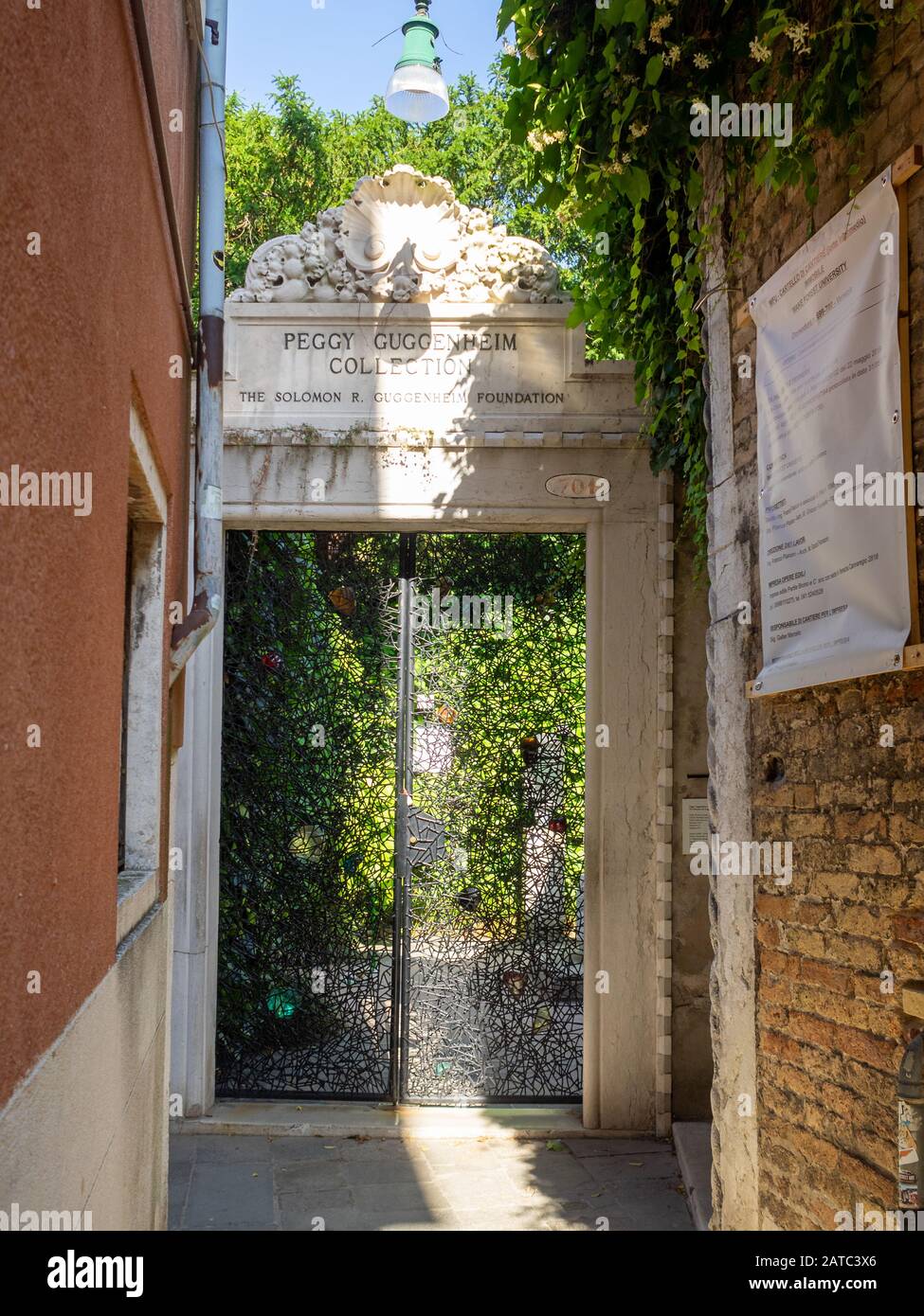 Peggy Guggenheim Nuseum gate in a narrow alley Stock Photo - Alamy