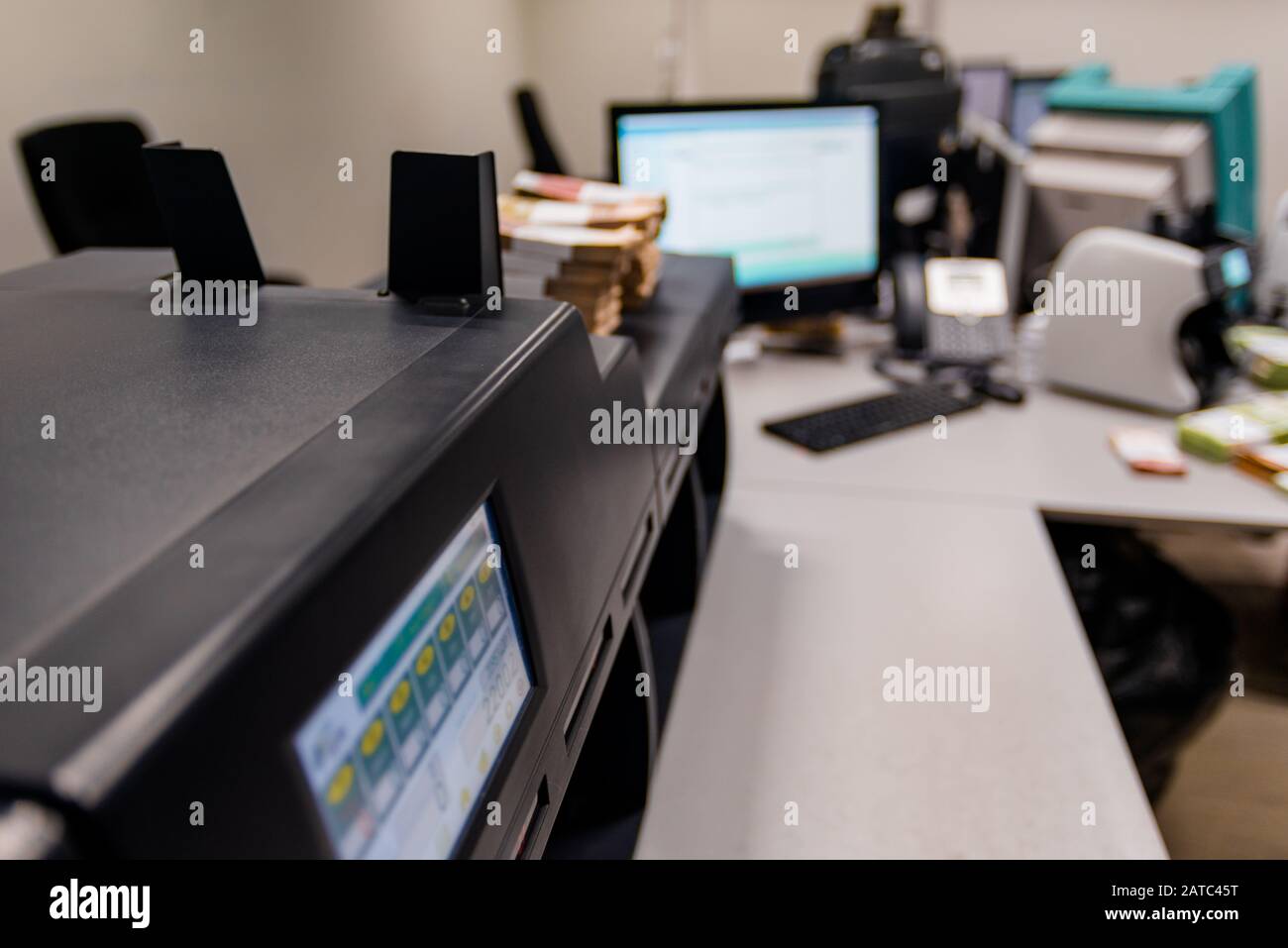 Electronic device used for counting bills with touchscreen display ...