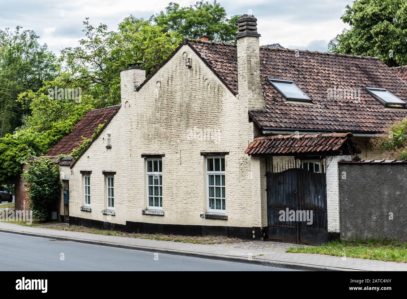Farmers wooden house hi-res stock photography and images - Alamy