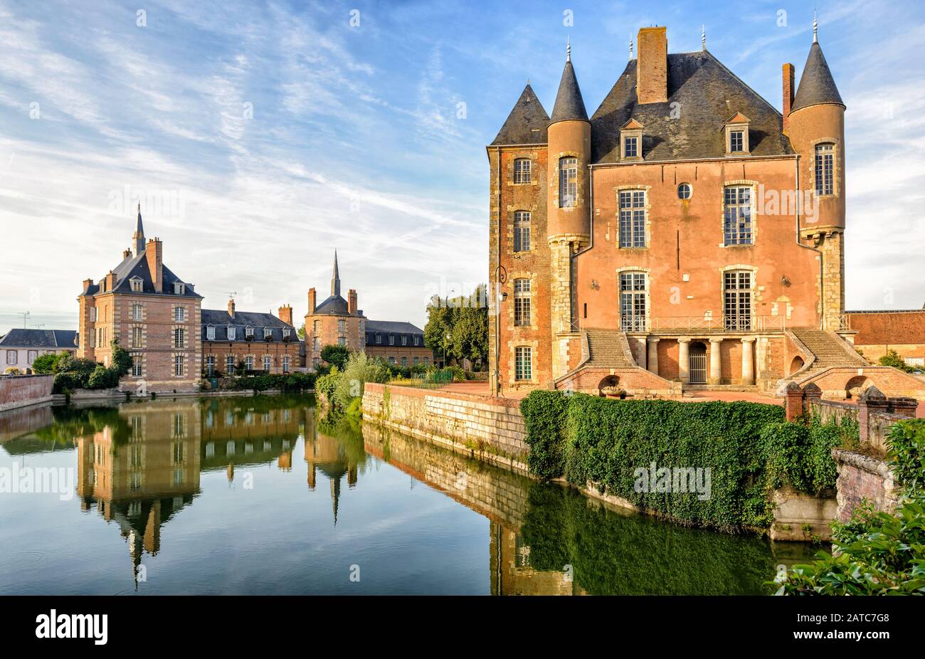 French chateau on lake hi-res stock photography and images - Alamy