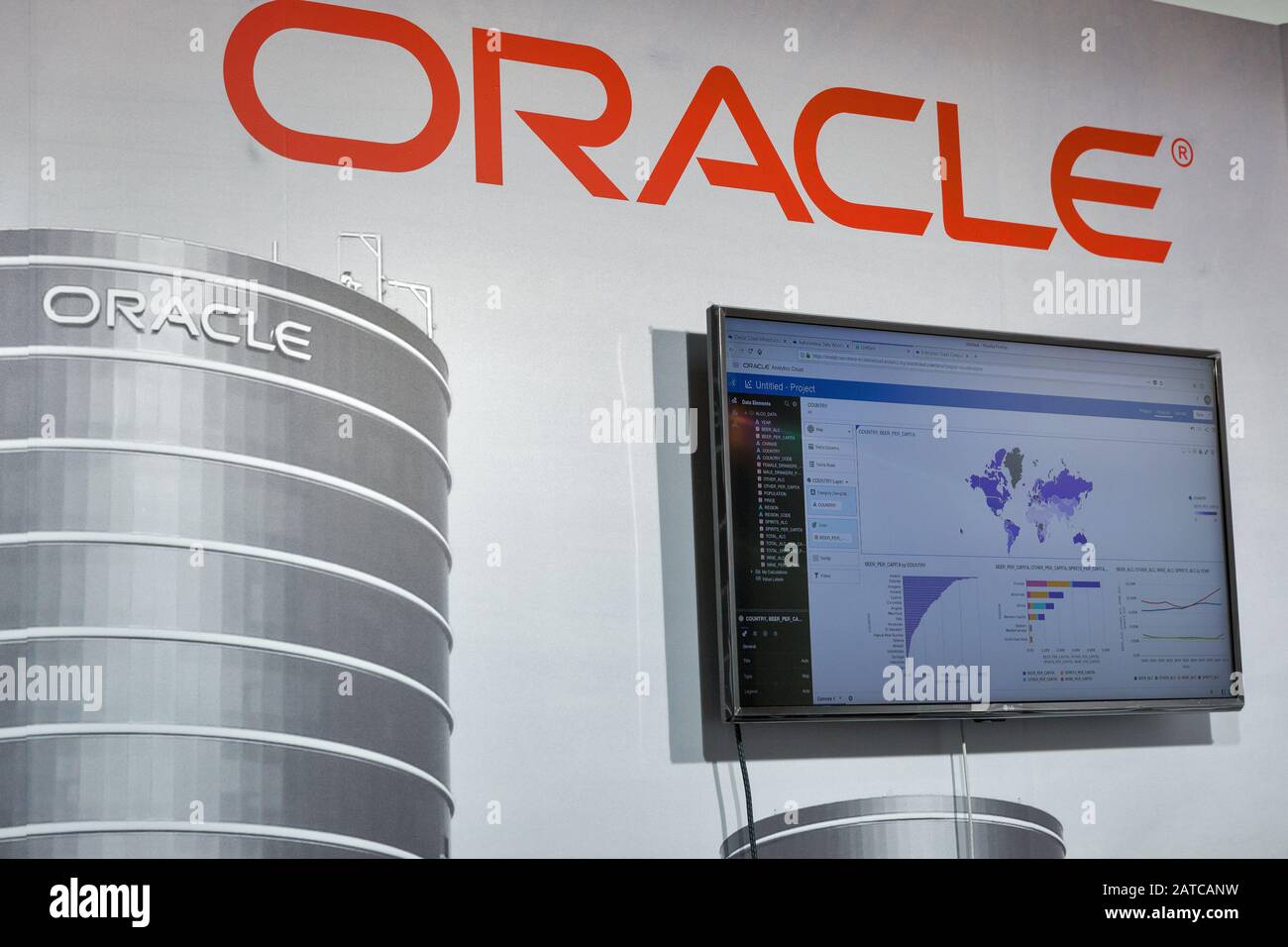 Oracle logo hi-res stock photography and images - Alamy