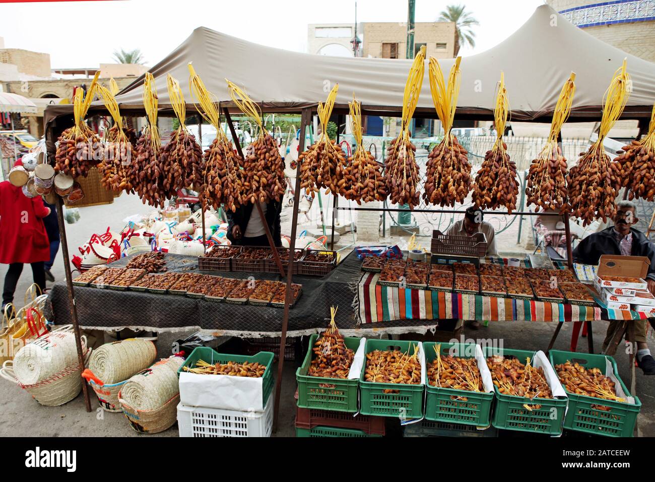 Tozeur market hi-res stock photography and images - Alamy