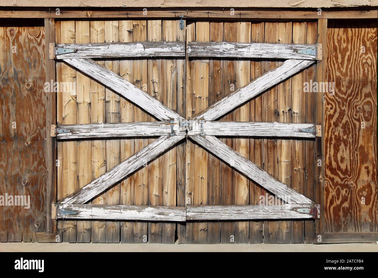 Old west wooden shed with double barn doors hi-res stock photography ...