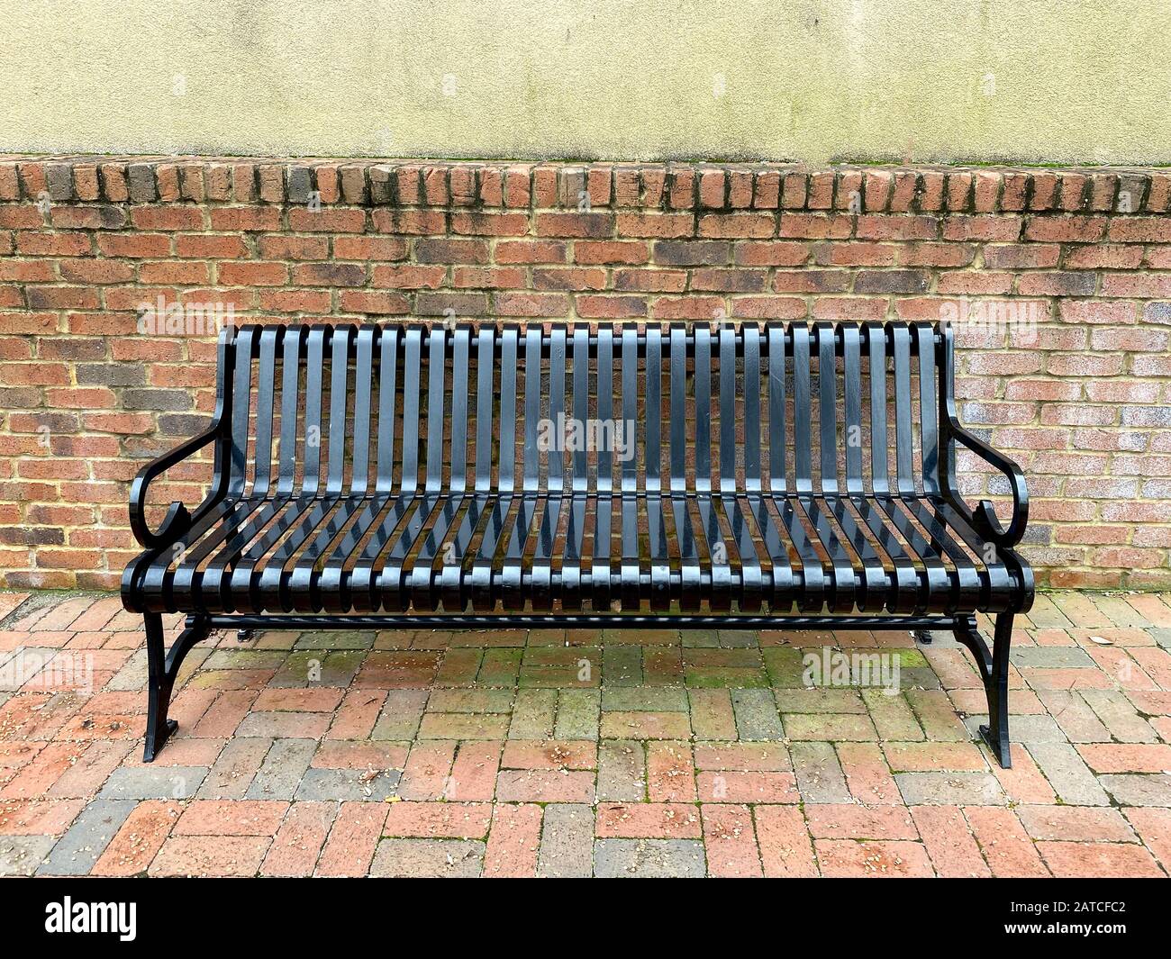 Bench next brick wall hi-res stock photography and images - Alamy