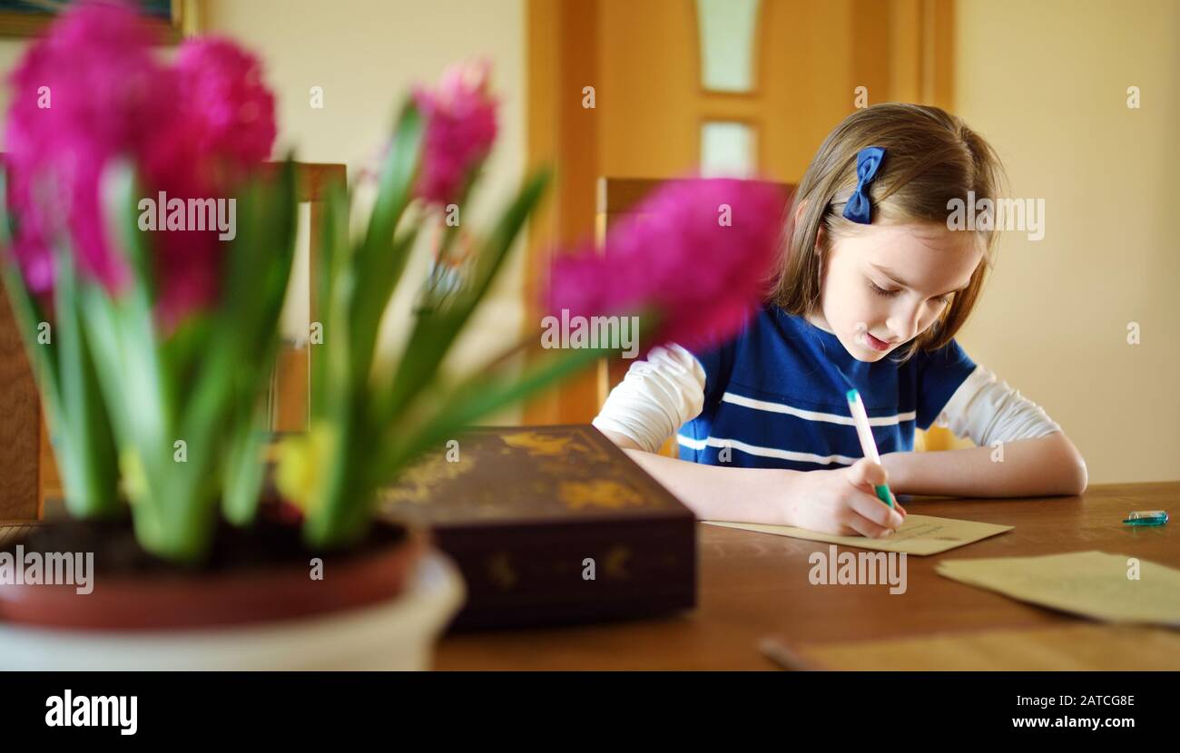 Kids doing homework table hi-res stock photography and images - Alamy
