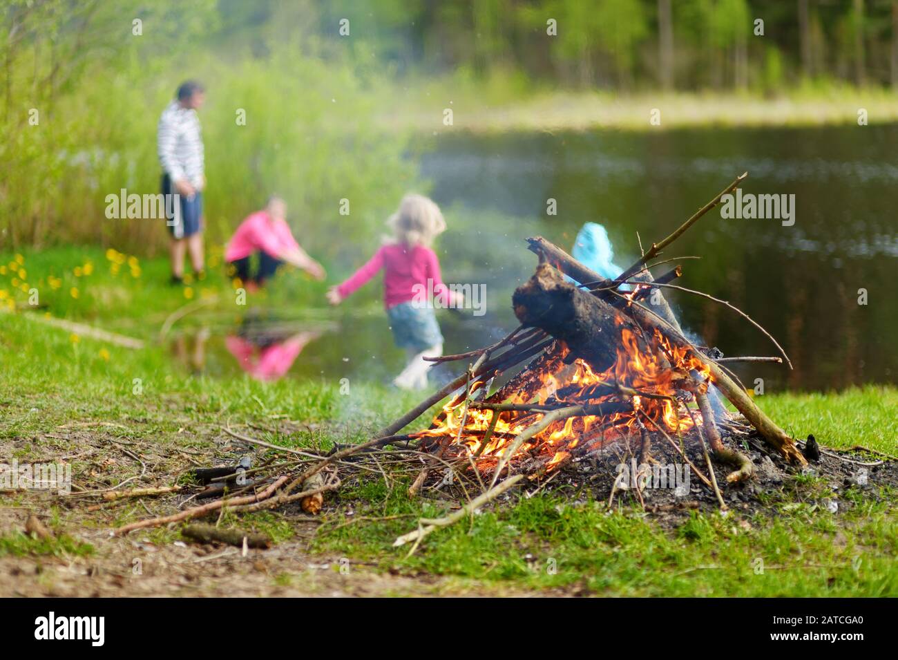 Flaming fireplace family hi-res stock photography and images - Alamy
