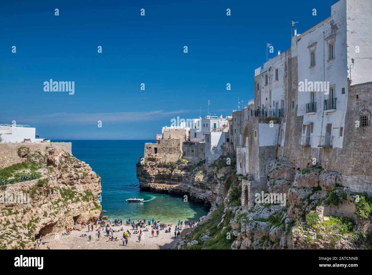 Spiaggia di polignano a mare hi-res stock photography and images - Alamy