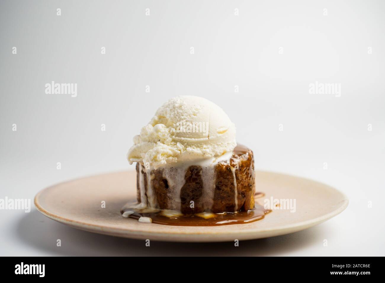 Sticky toffee pudding with vanilla ice cream Stock Photo - Alamy