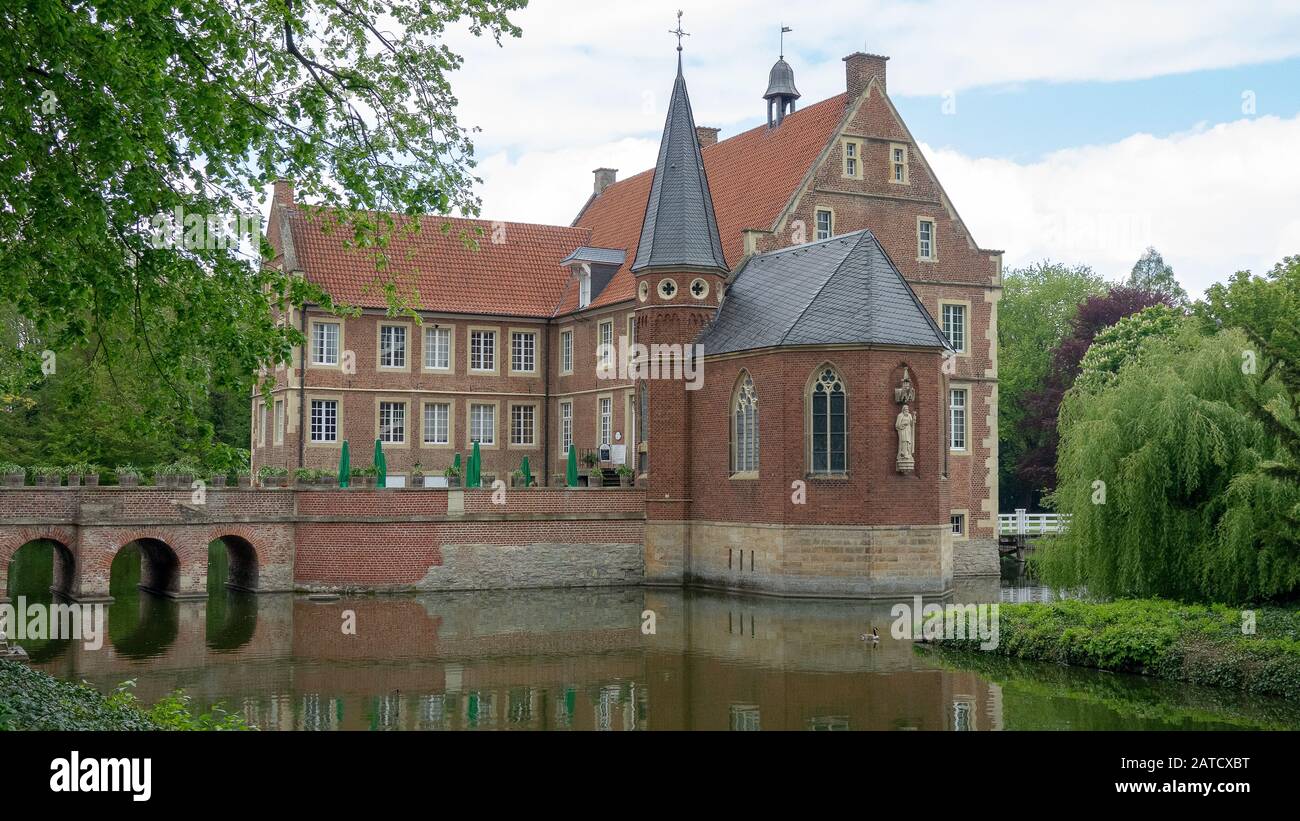 Wide shot of the Burg Hulshoff museum in Germany on a gloomy day Stock ...