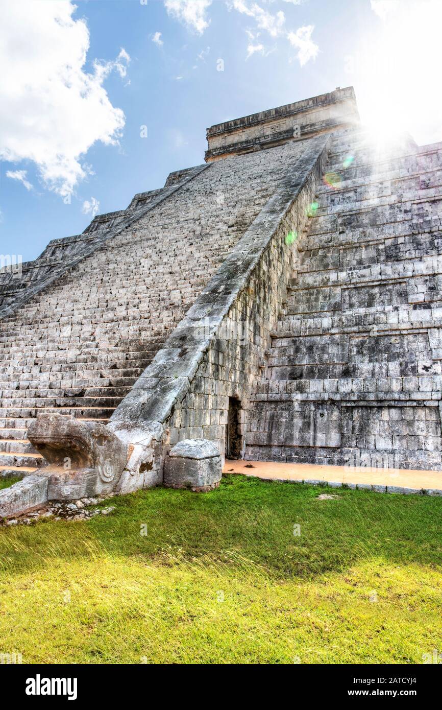 Pyramid of kukulcan serpent shadow hi-res stock photography and images ...