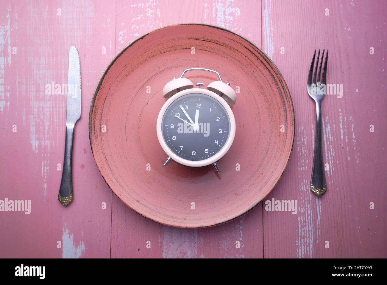 Alarm clock on plate hi-res stock photography and images - Alamy