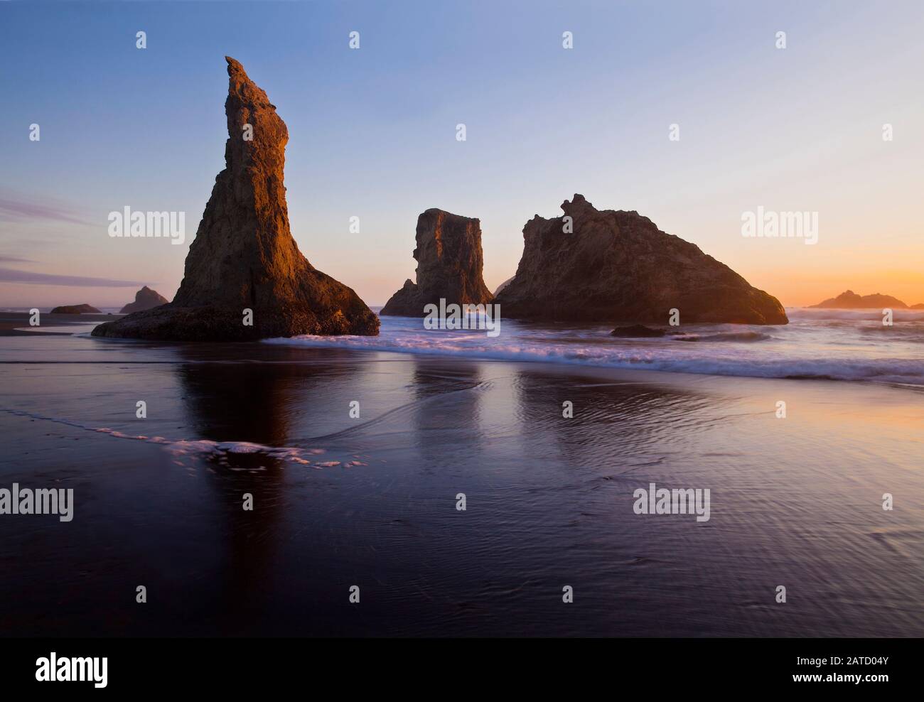 Oregon coast sunset sea stacks hi-res stock photography and images - Alamy