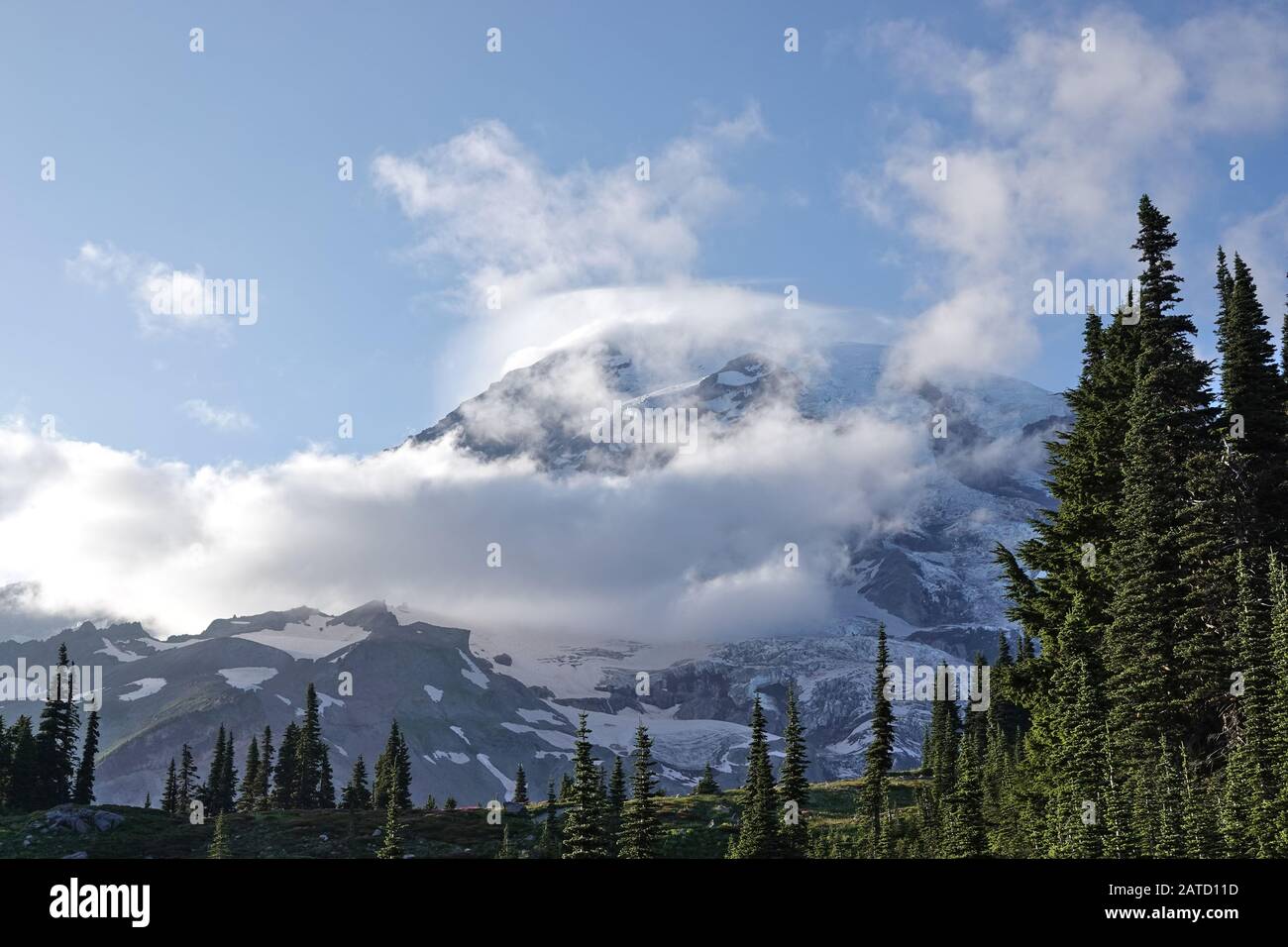 Cascade mountain range mount rainier national park hi-res stock ...