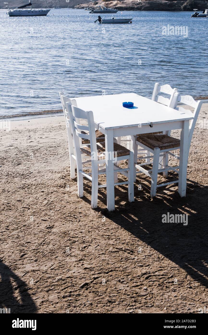 No one empty table hi-res stock photography and images - Alamy