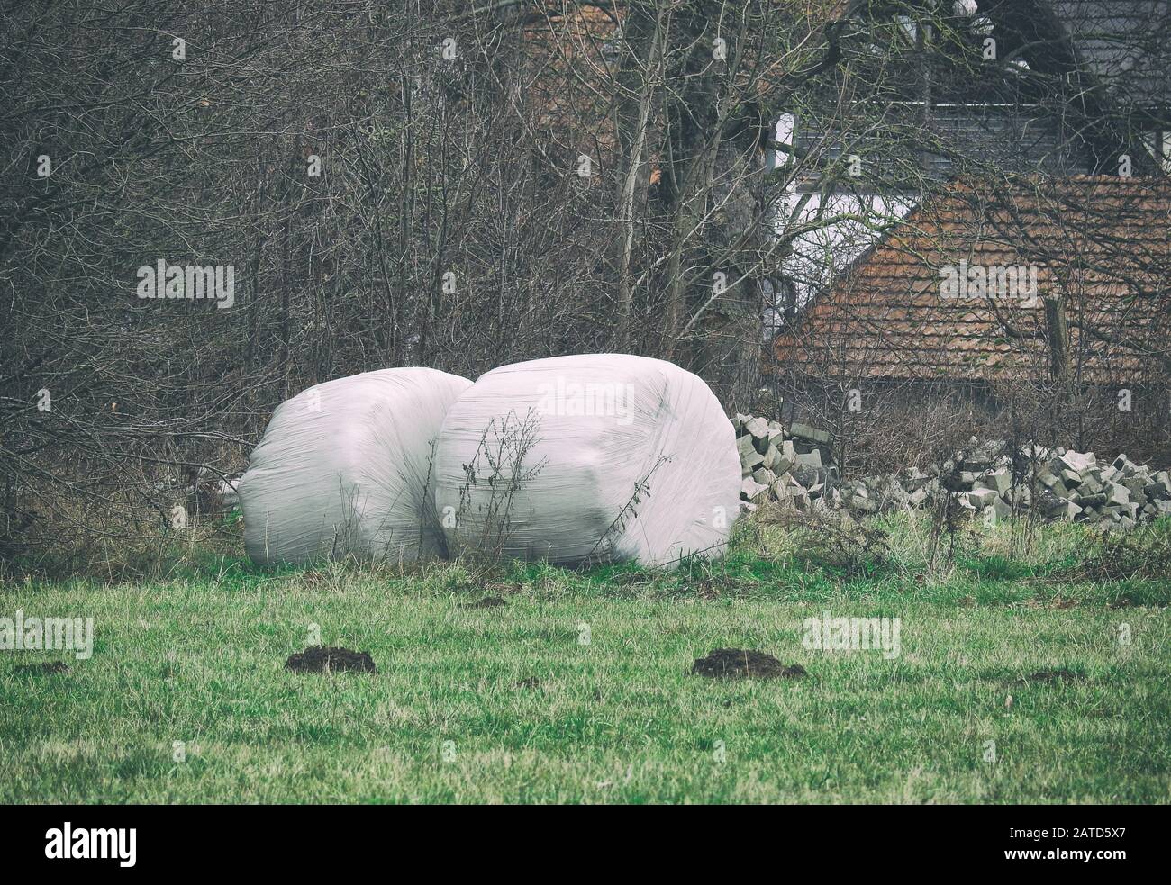 Hay balls hi-res stock photography and images - Alamy