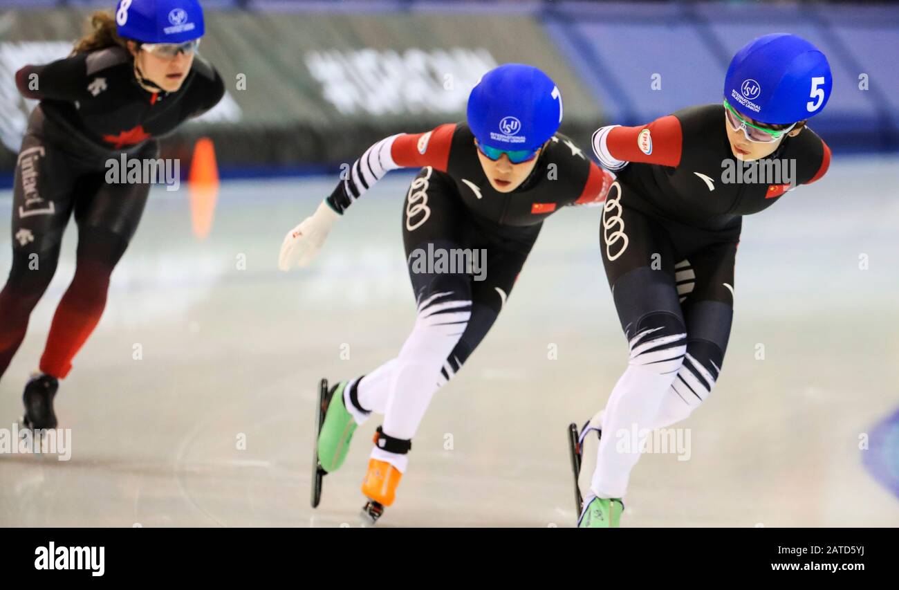 Milwaukee, USA. 1st Feb, 2020. Ma Yuhan (R) and Adake Ahena Er (C) of ...