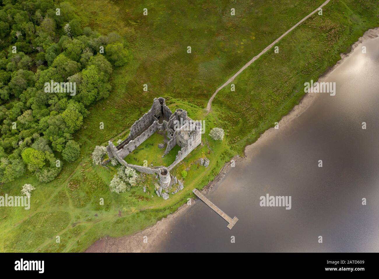 Summer view of kilchurn castle hi-res stock photography and images - Alamy