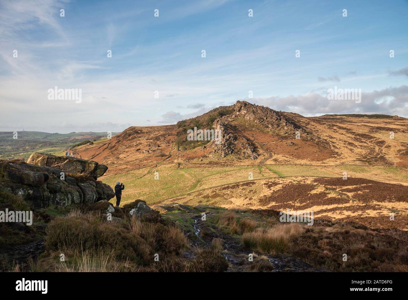 Stunning Peak District Winter landscape of Ramsaw Rocks viewed from Hen ...