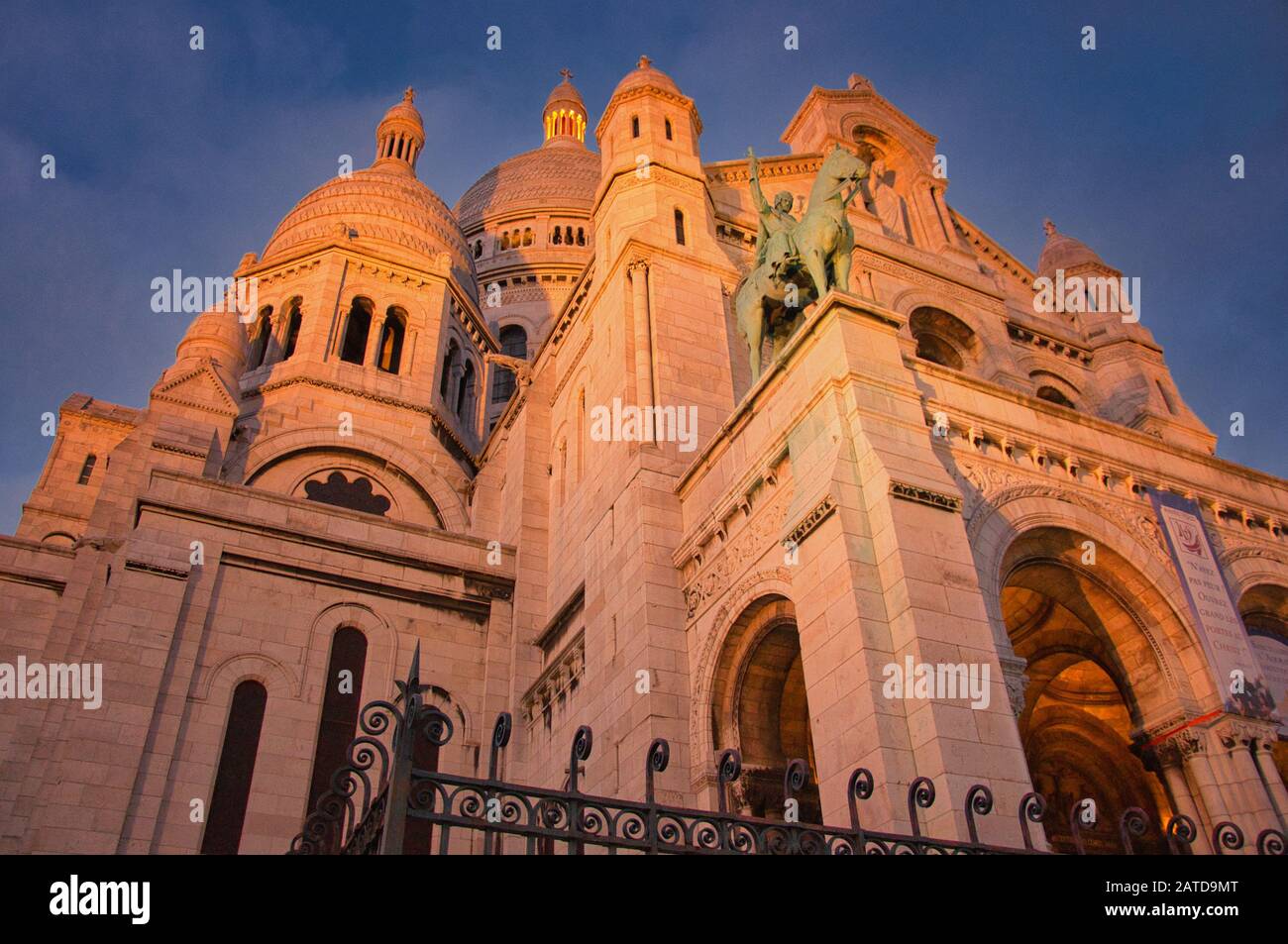 Basilique du coeur sacré de paris hi-res stock photography and images ...