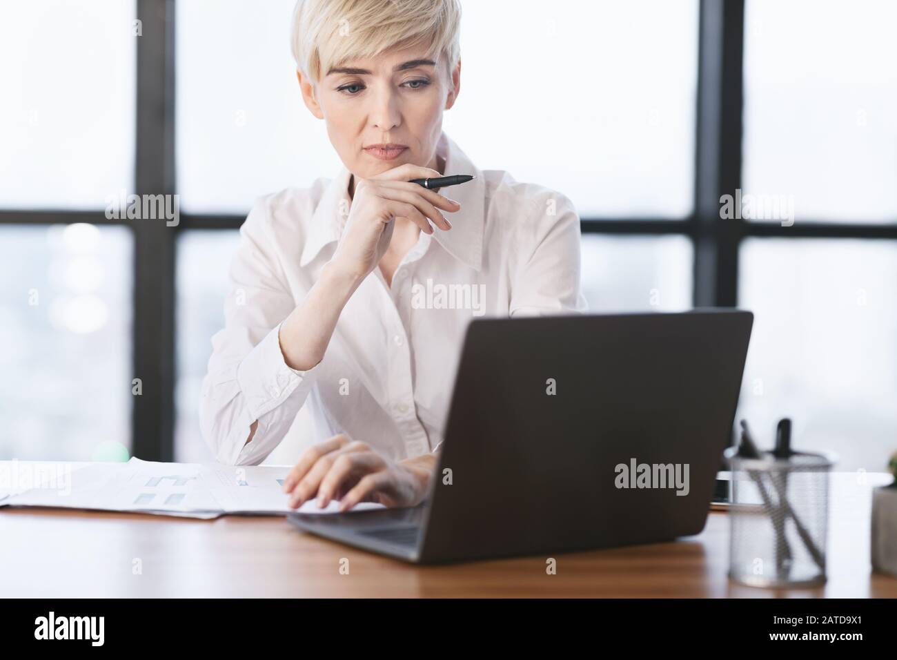 Entrepreneur lady sitting laptop hi-res stock photography and images ...