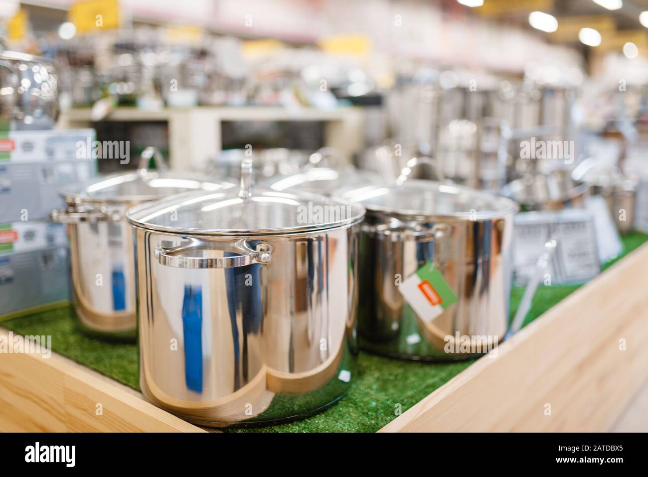 Kitchenware shelf supermarket hi-res stock photography and images - Alamy