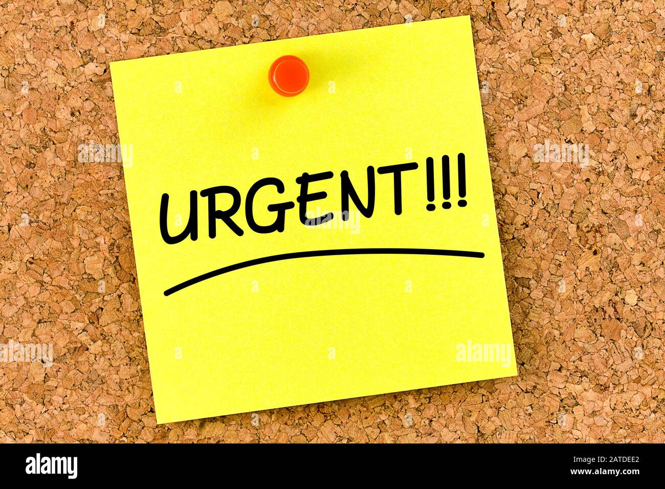 closeup post it note on corkboard with urgent message on it Stock Photo ...
