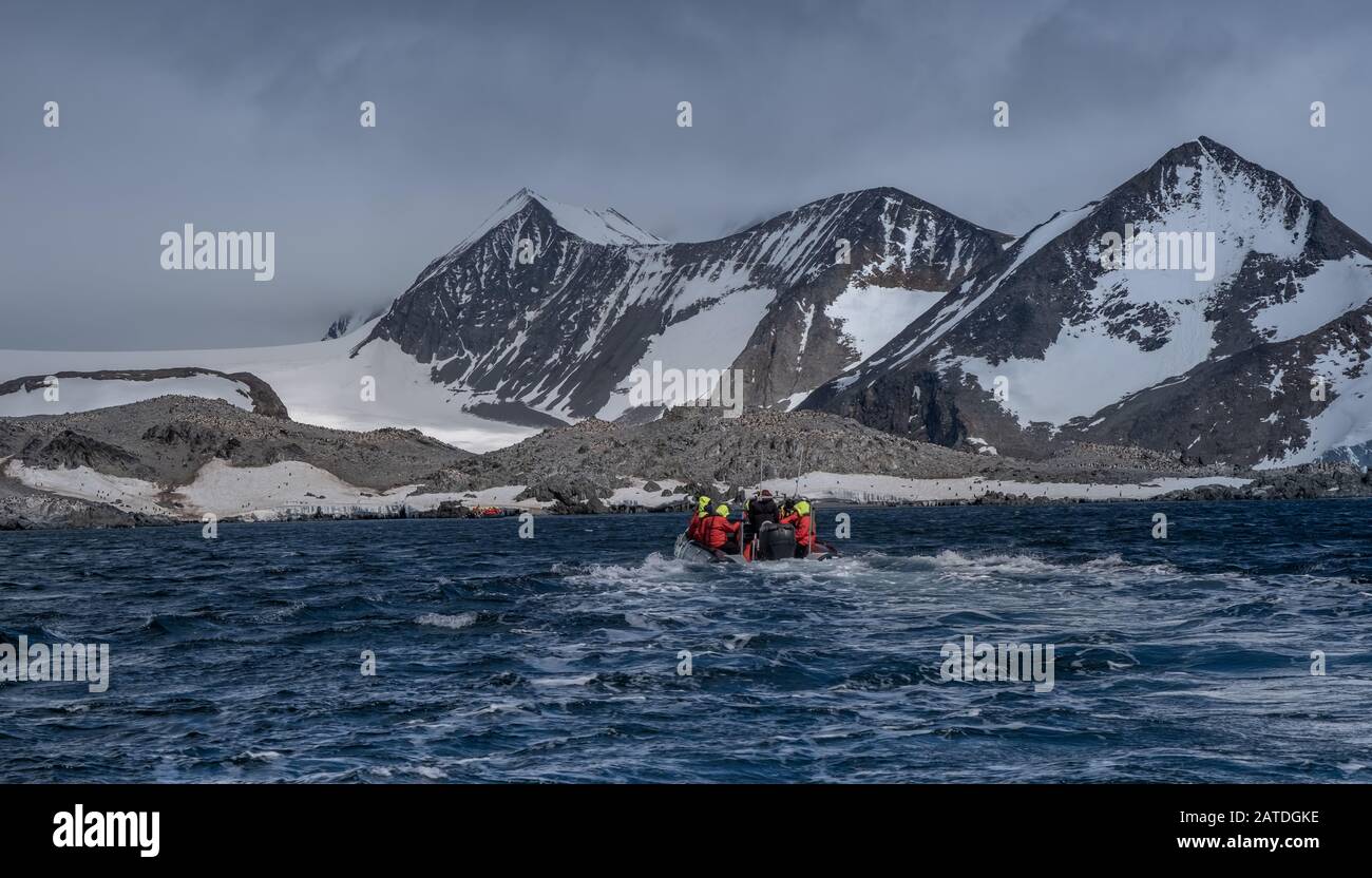 Expedition landing, Esperanza base, a permanent Argentine research ...