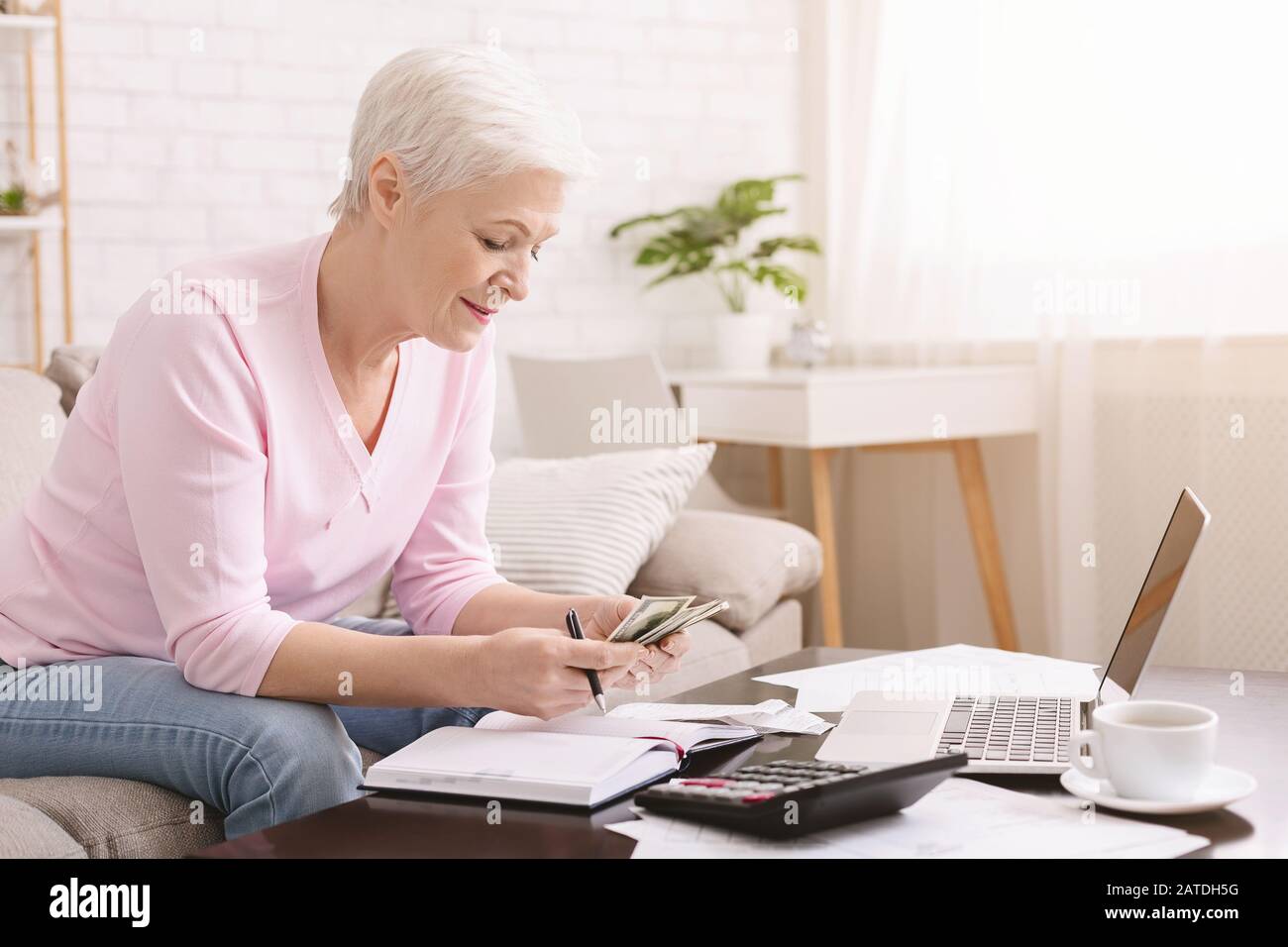Old woman counting money hi-res stock photography and images - Alamy