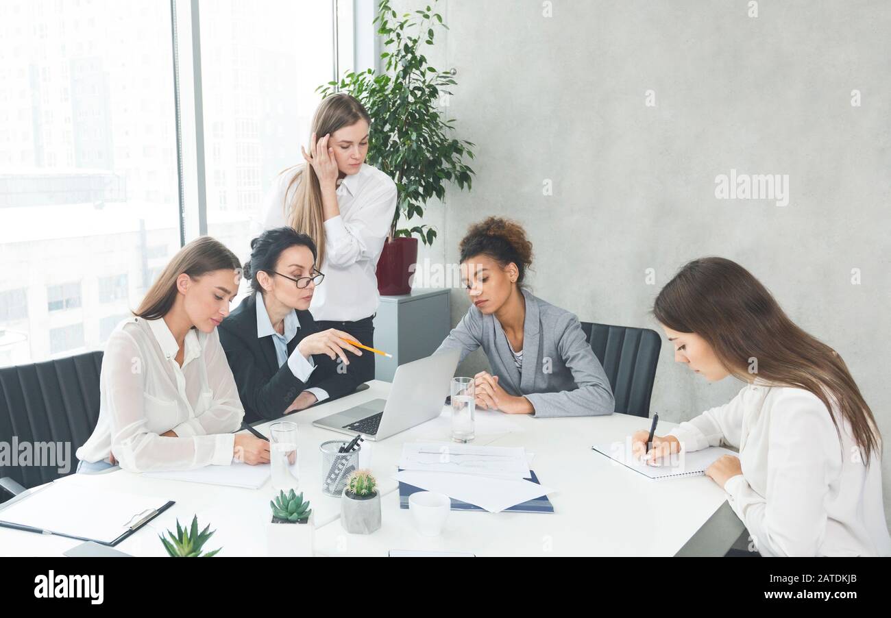 Creative business team brainstorming hi-res stock photography and images - Alamy