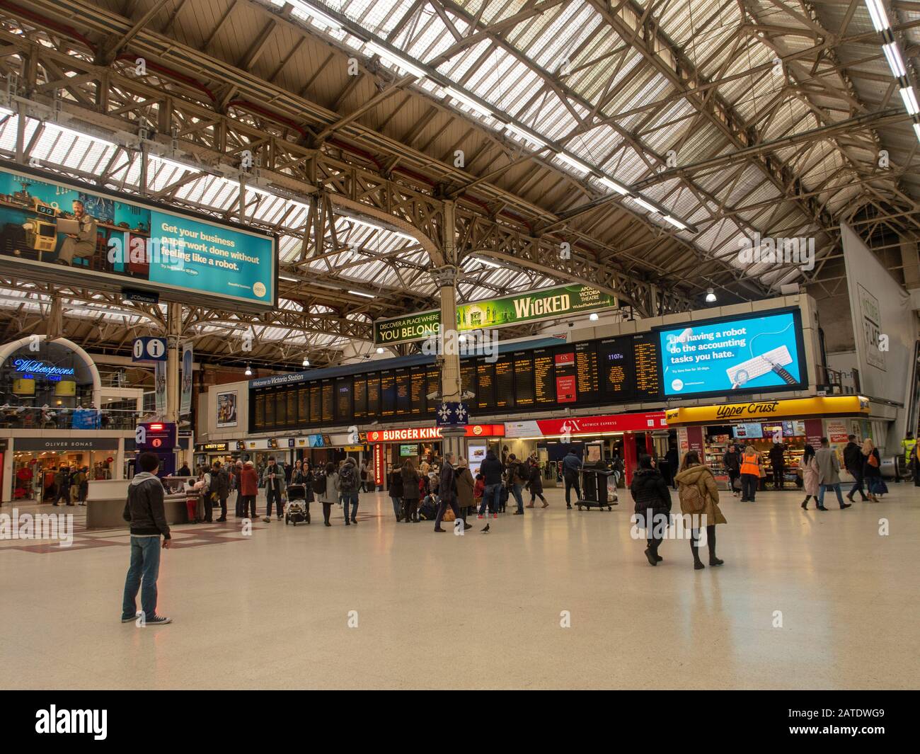 London's Victoria Station concourse Stock Photo - Alamy