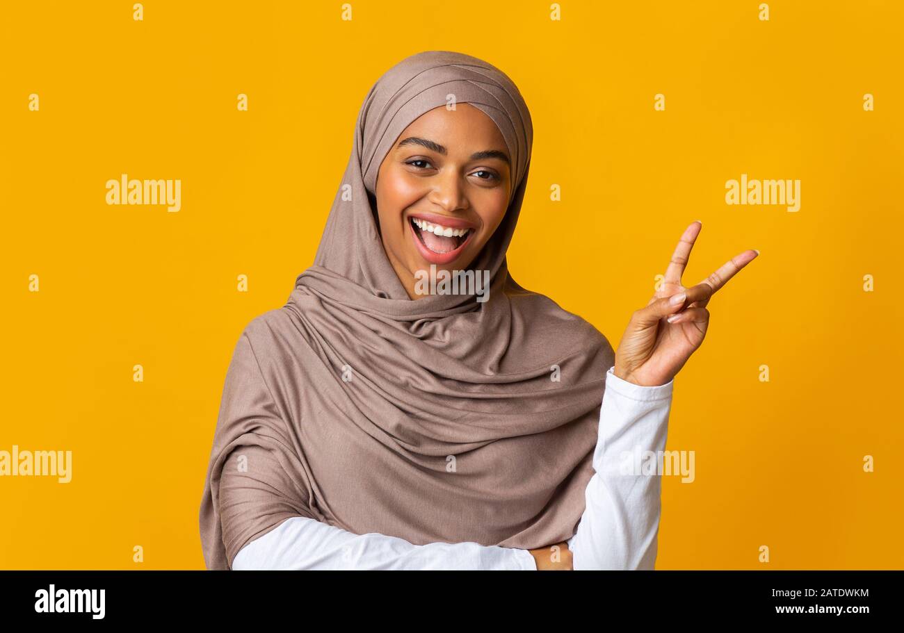 Muslim peace sign hi-res stock photography and images - Alamy