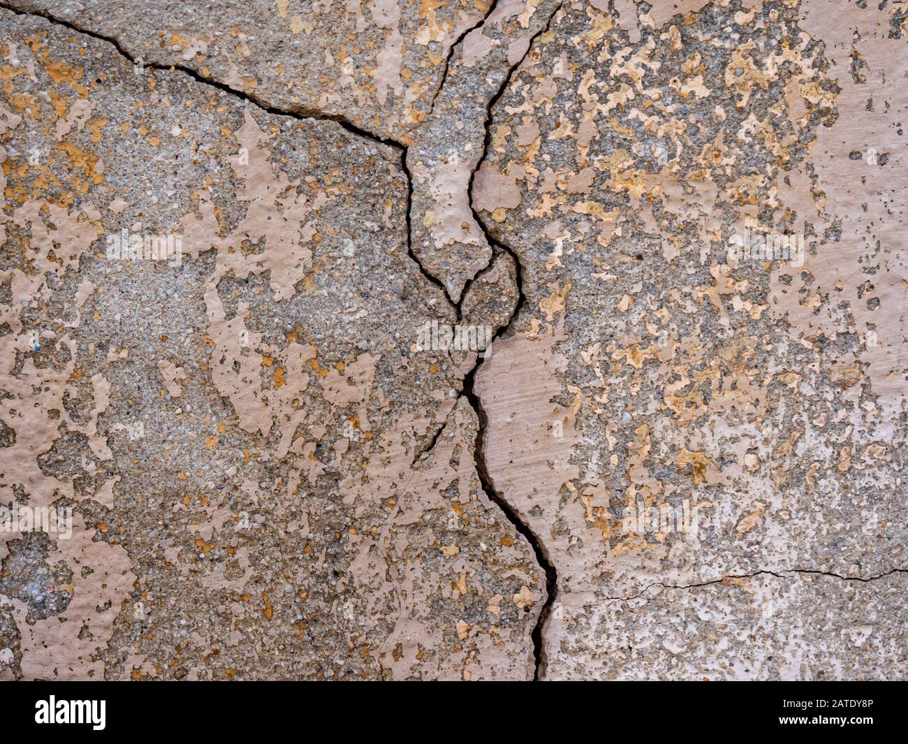 Cracks in the building wall Stock Photo - Alamy