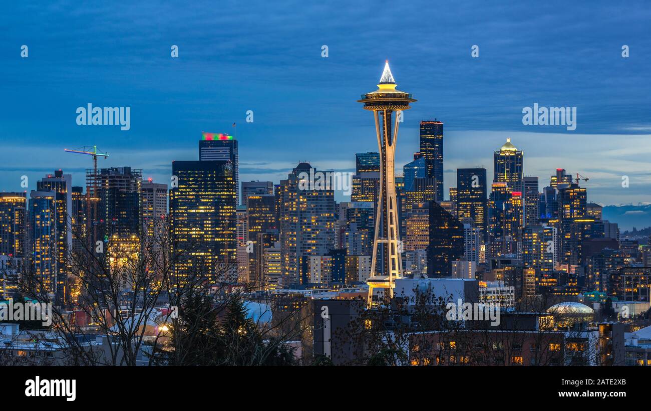 Seattle city skyline at dusk. Downtown Seattle cityscape at night Stock ...